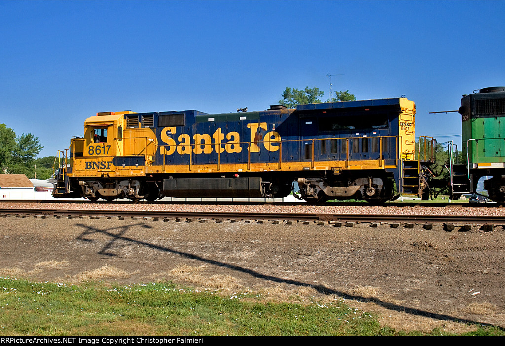 BNSF 8617 Leads L-NEB6151-16